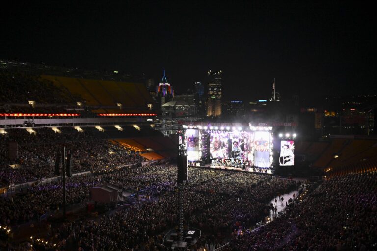 Strait sounded solid as always, pleasing Pittsburgh stadium crowd ...